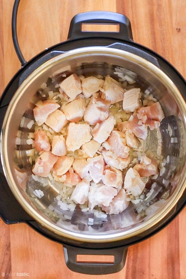 Instant Pot Chicken Risotto (VIDEO!) quick, easy, gluten free - Noshtastic.