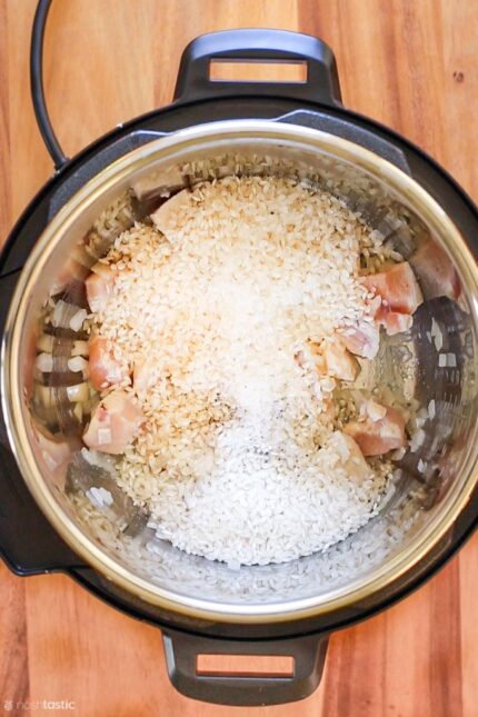 Instant Pot Chicken Risotto (VIDEO!) quick, easy, gluten free - Noshtastic.